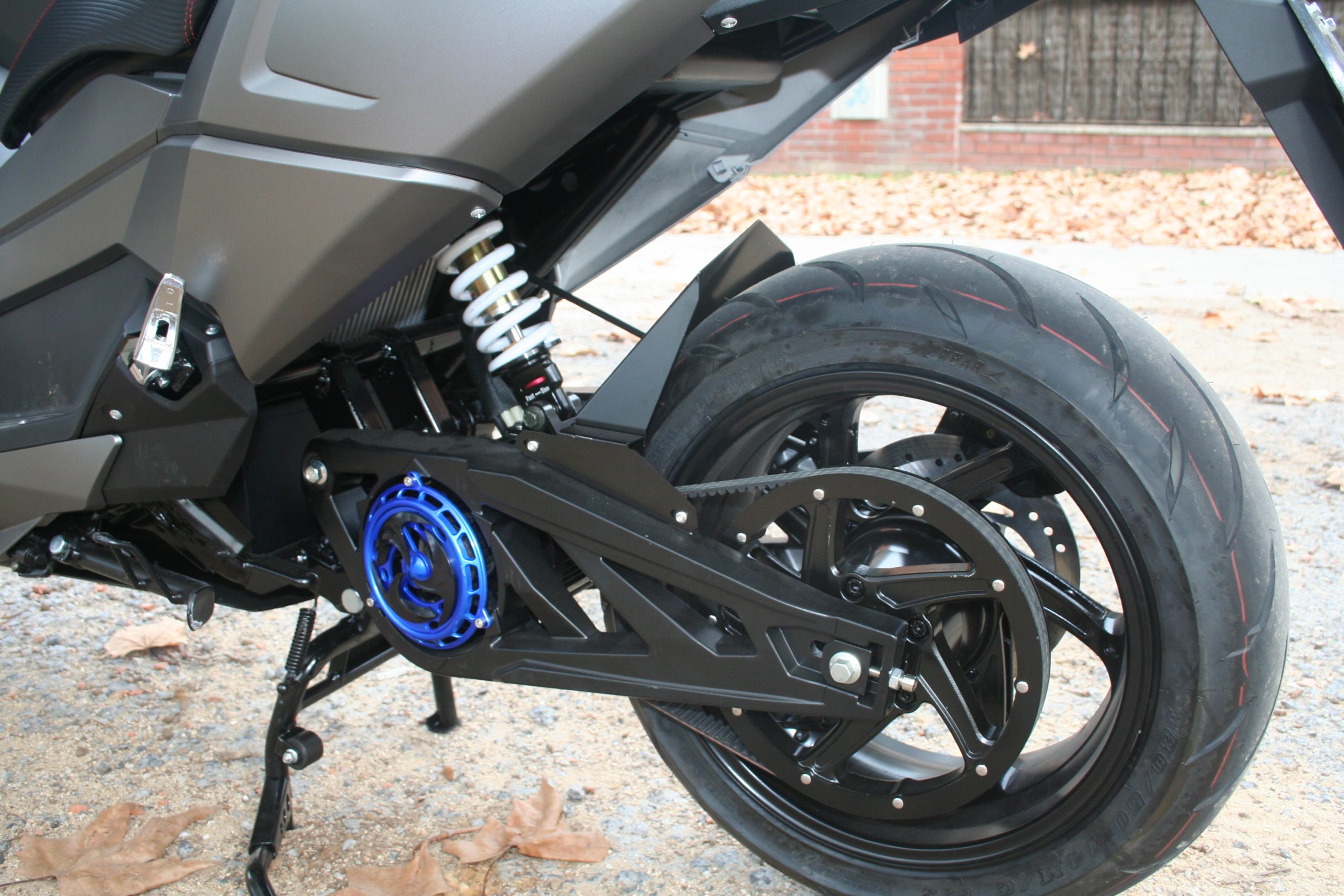 T10, la maxi-scooter Low Cost de motor central - Ruedoenelectrica