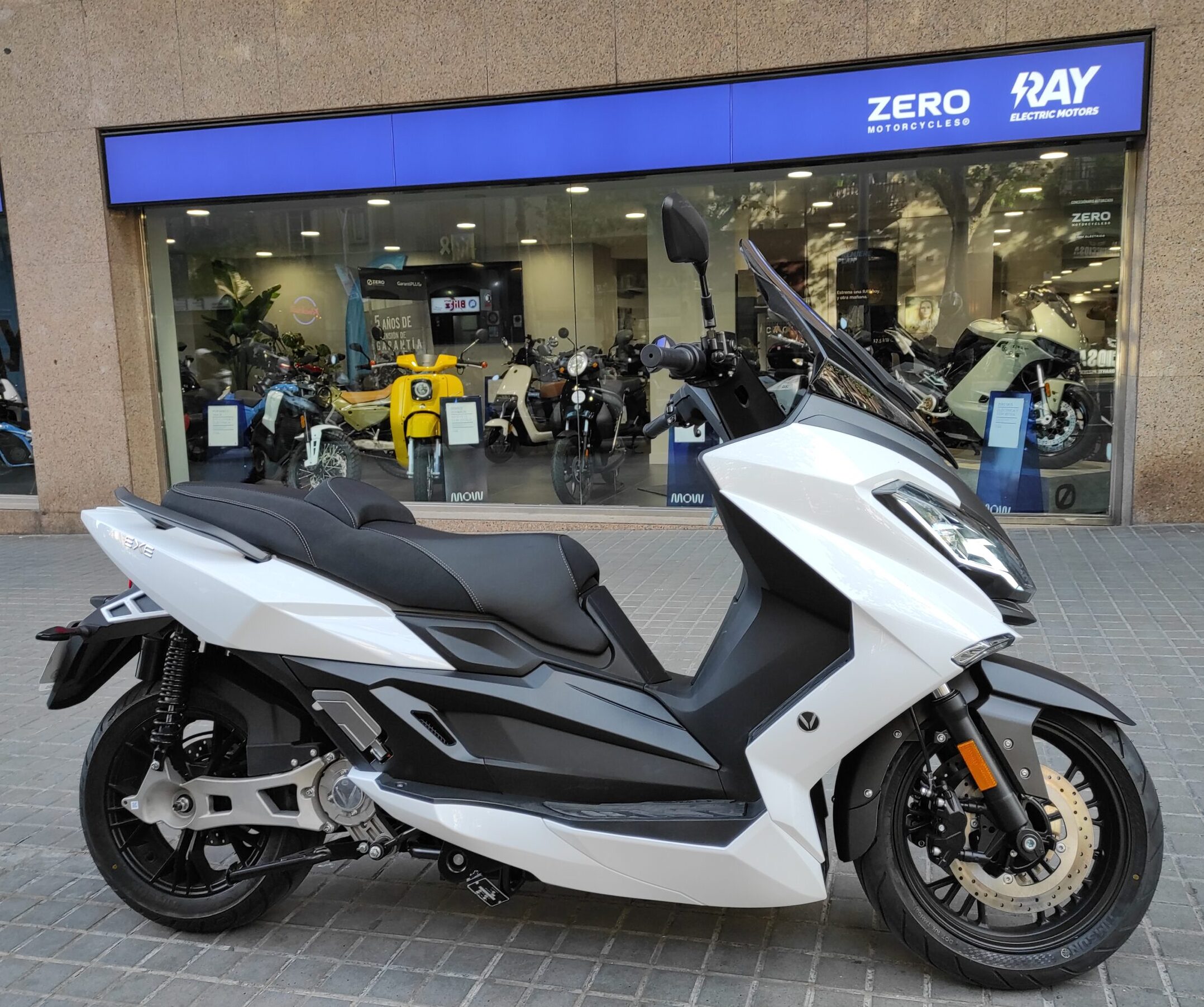 NERVA Exe, el maxi scooter del 2022! - Ruedoenelectrica